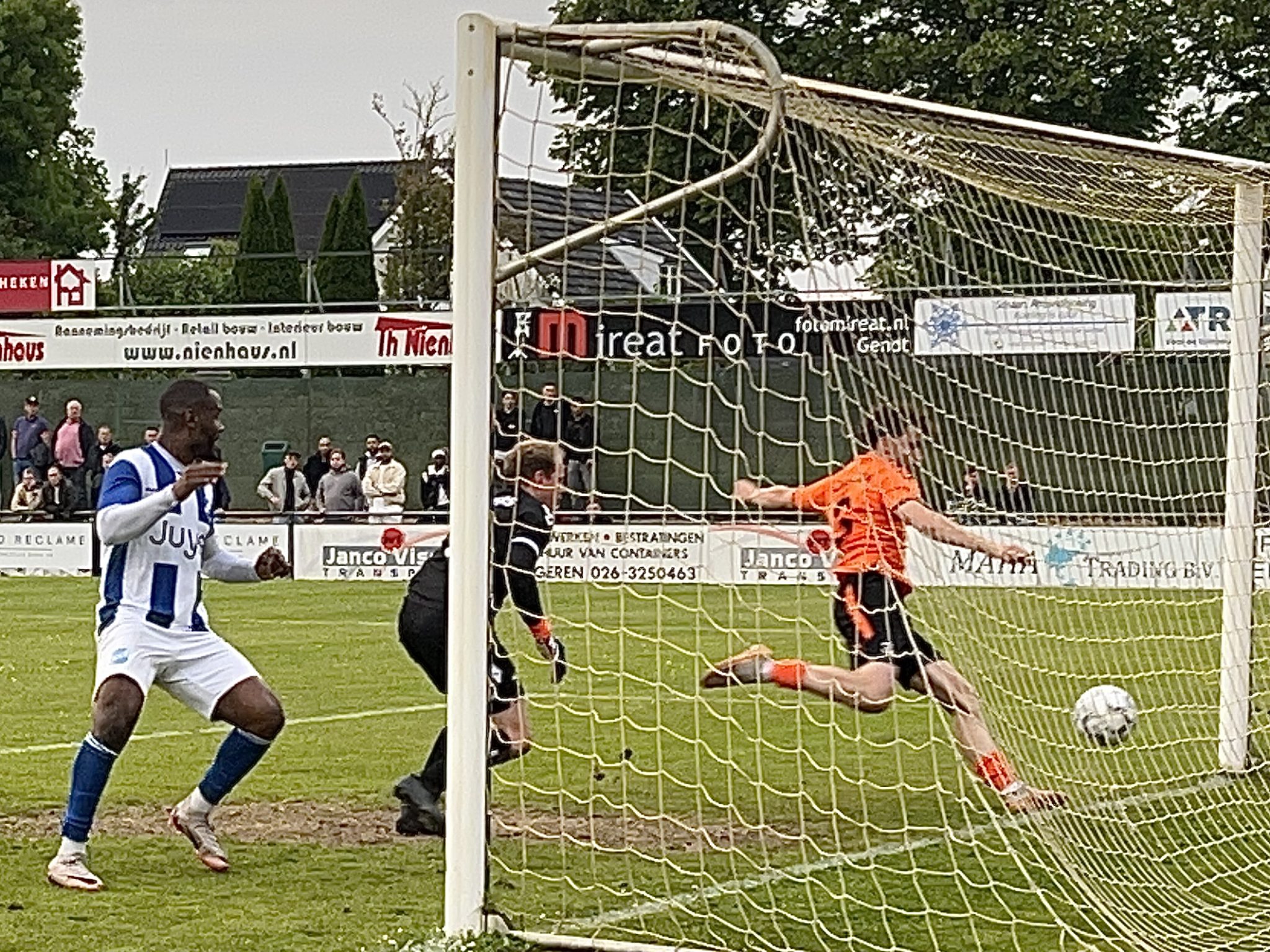 EVV Echt wint eerste duel finaleronde. | EVV Echt