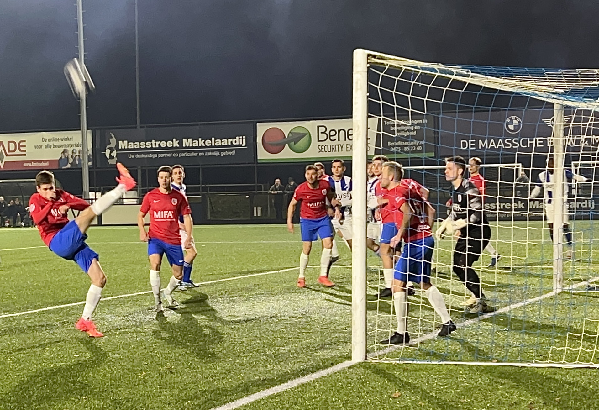 EVV Echt verslaat SV Venray na spannend duel. | EVV Echt